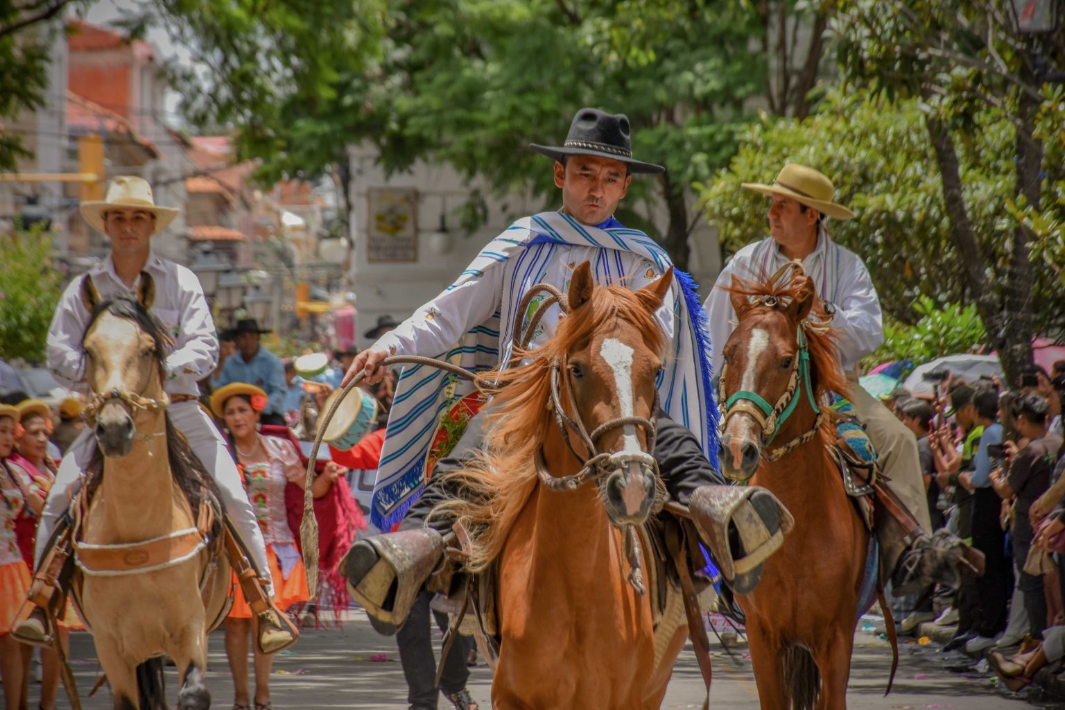 Tarija se viste de fiesta con el inicio del Carnaval Chapaco - Tarija ...